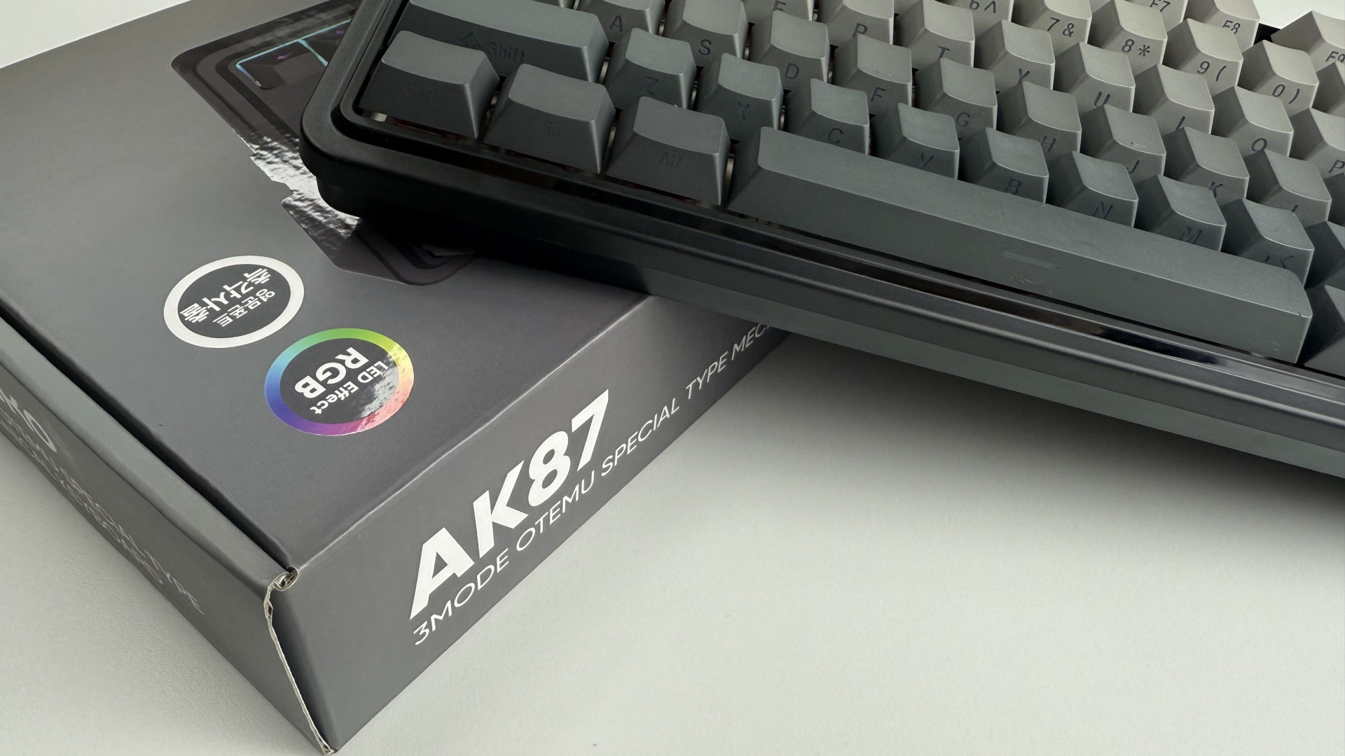 디자인까지 잡은 저소음 텐키리스 키보드 / Unlocking 앱코 AK87 다크그라데이션 (저소음 피치축 v3) - 조드