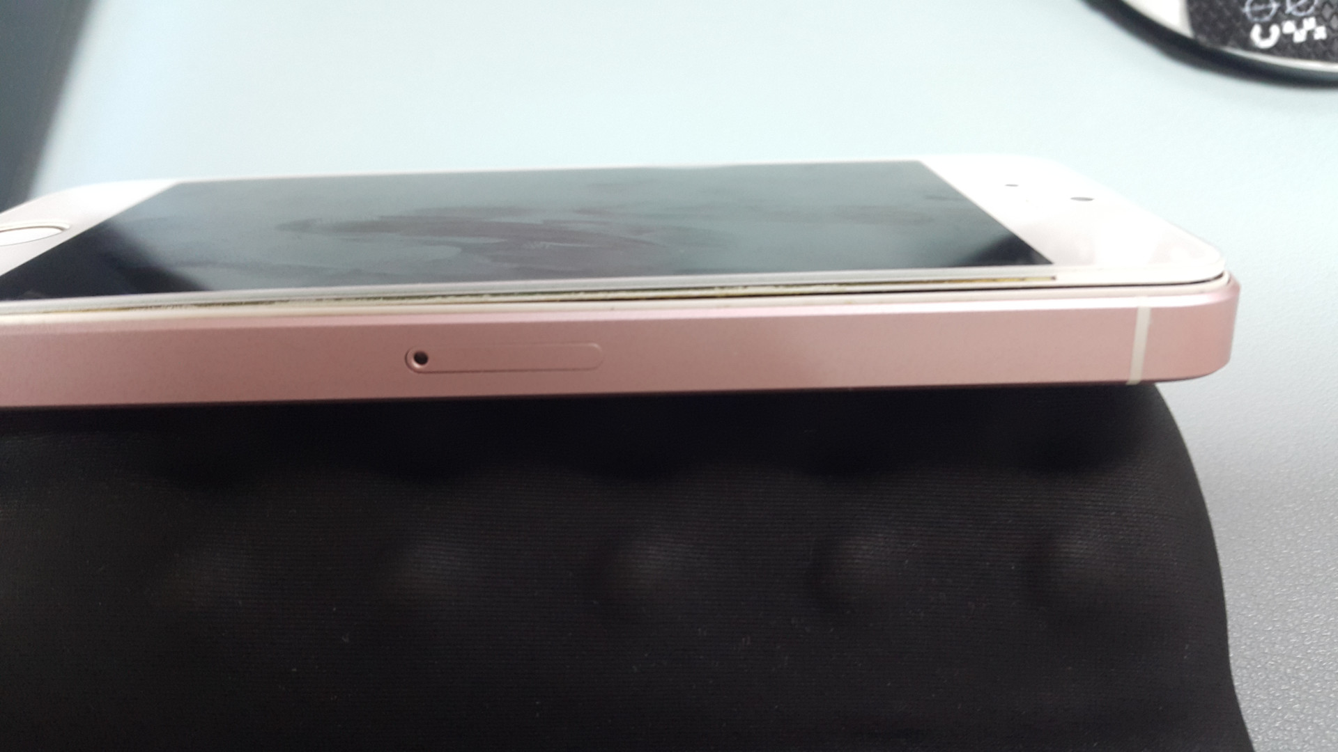 아이폰 SE4(16E) 가격에 성질이 나서 그냥 갤럭시 25 일반형 사려고 하는데요 평가좀 부탁 드려요 - 조드