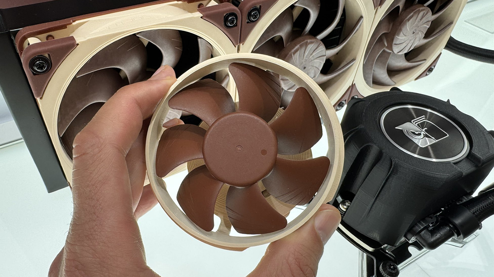 녹투아, 최초의 CPU 액체 냉각 솔루션 발표 - 테크 소식