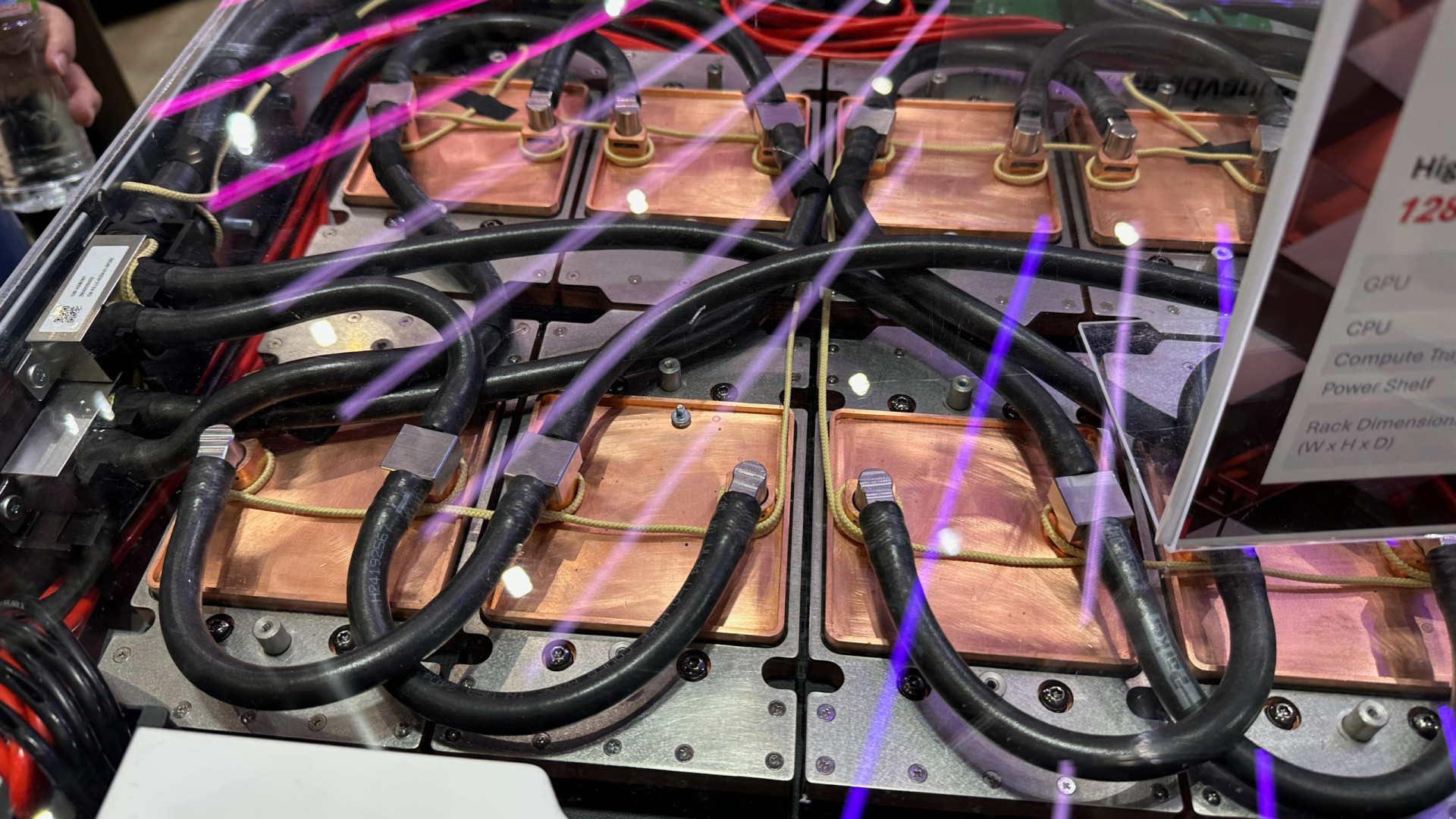 페가트론, AMD MI350X GPU 128개 탑재한 1,177 PFLOP AI 랙 공개 - 테크 소식