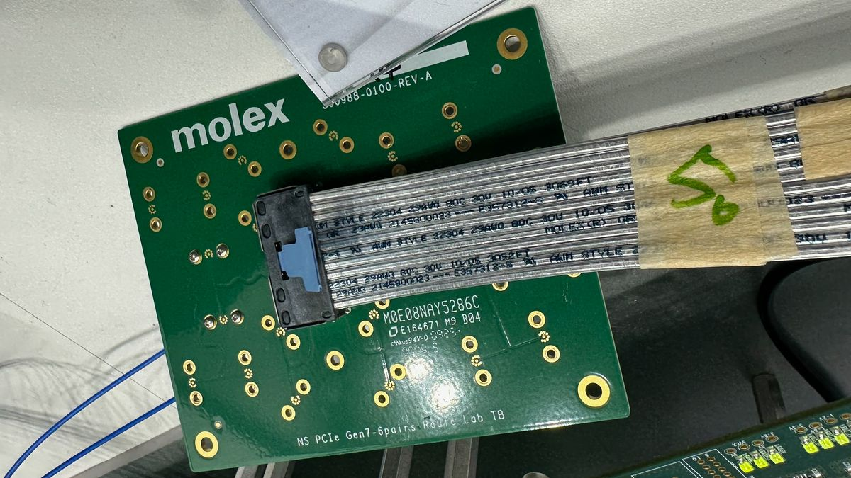 Molex, PCIe 7.0 케이블 시연: 1미터에서 32GB/s - 테크 소식
