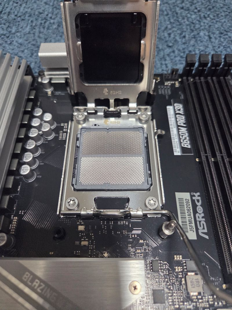 [사용기] 9600X + 9070 XT 조합도 거뜬! ASRock B650M PRO X3D 리얼 조립 & 업글 후기 - CPU ...