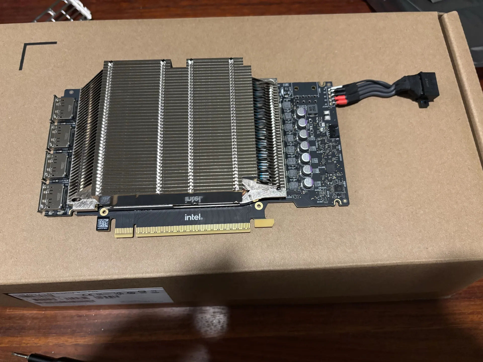 인텔 Arc Pro B70 첫 분해, 전원 케이블이 PCB에 납땜 - 테크 소식